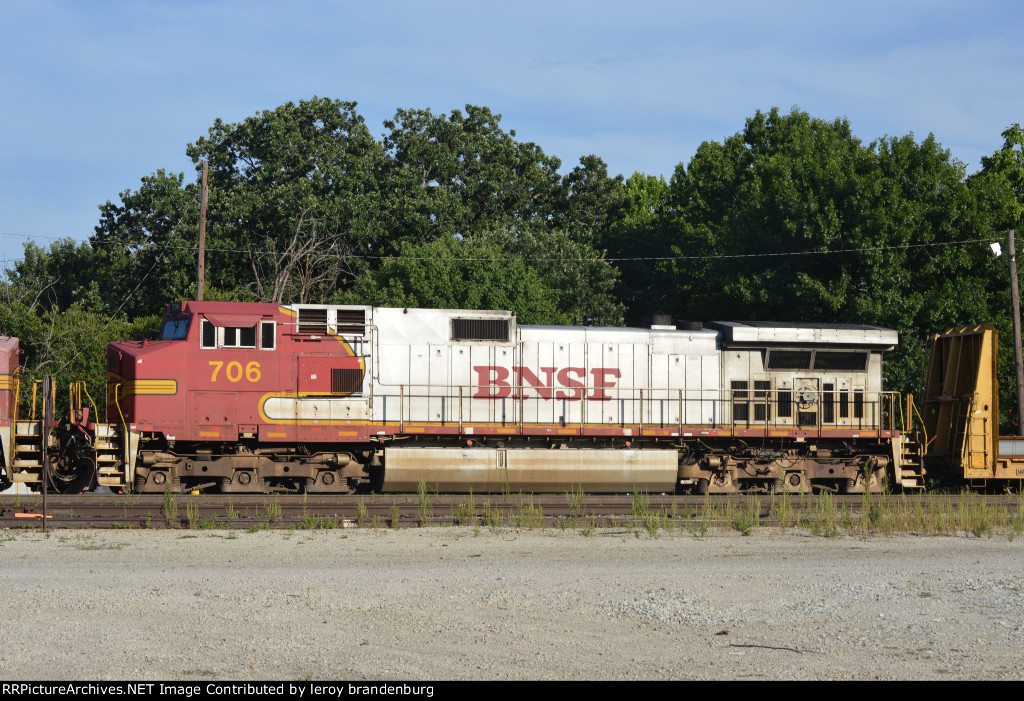 BNSF 706 roster shot